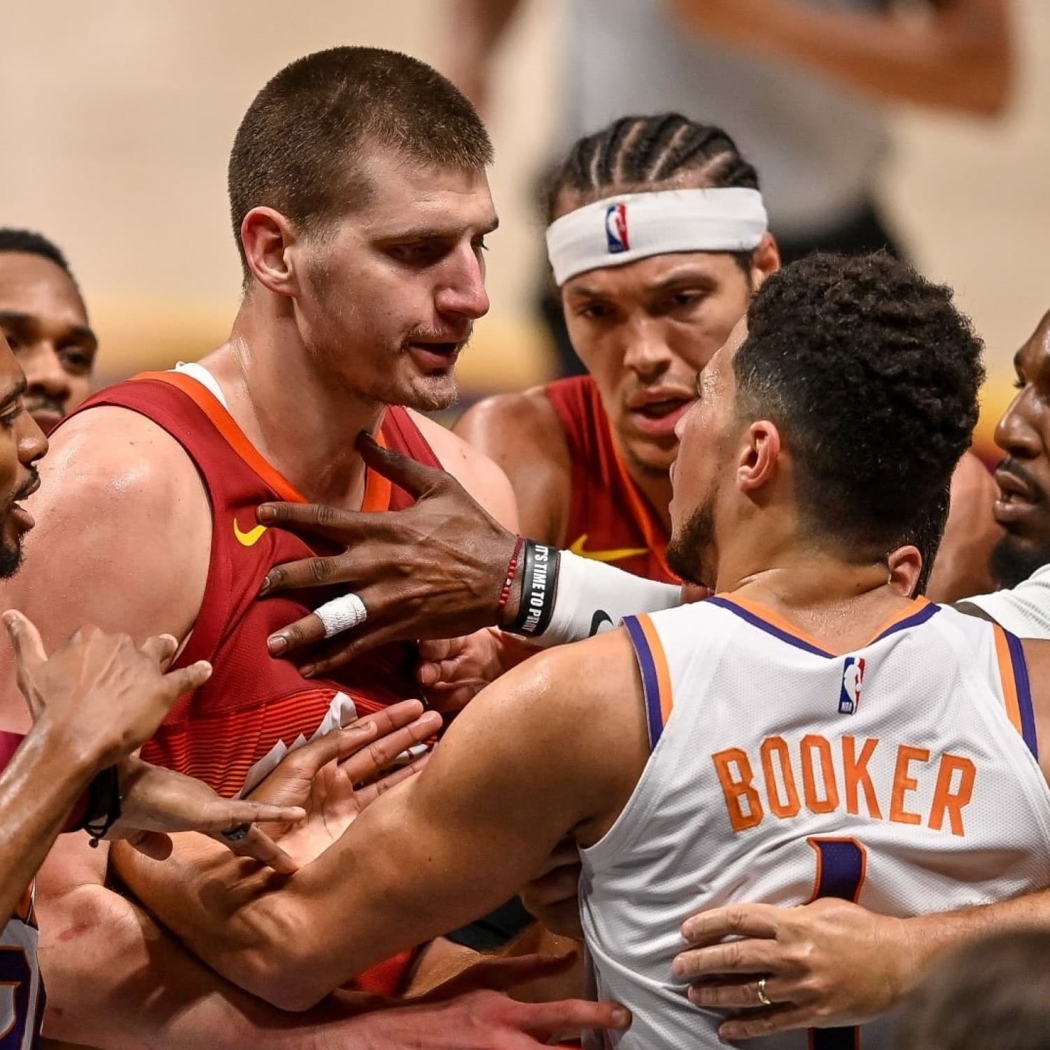 Nikola Jokic rebate repórteres: "Melhorem! Estamos nos playoffs ...