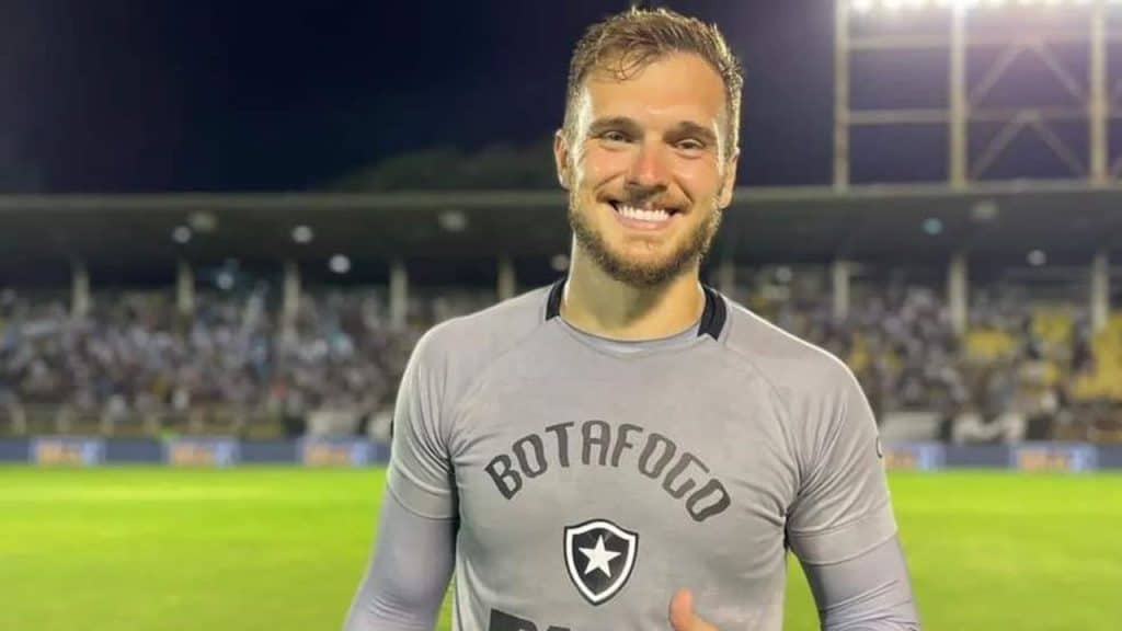 Goleiro do Botafogo faz sucesso dentro e fora dos campos