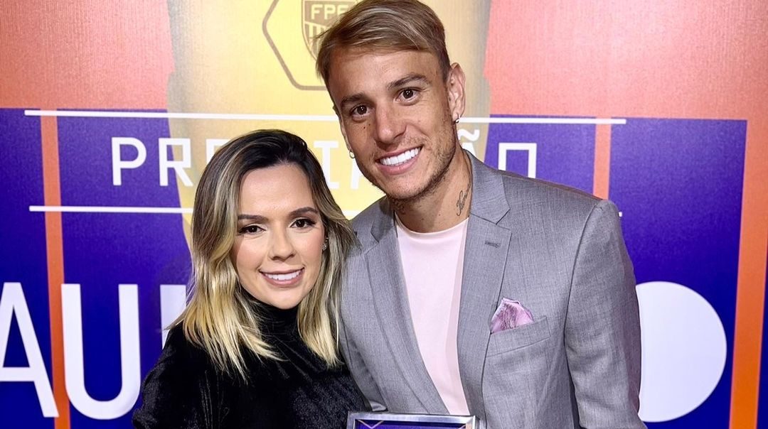 Esposa de Róger Guedes expõe valor recebido da Fiel Torcida